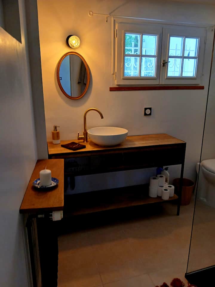 Chambre Indépendante, Spacieuse Avec Salle De Bain - Thoiry