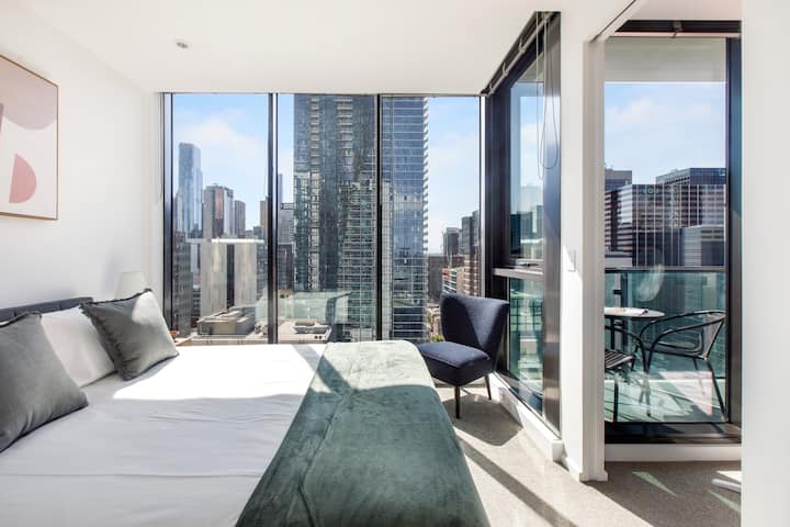 Skyline Vistas With Pool Near Southern Cross - Melbourne