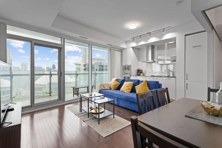 Lovely Downtown Condo With Iconic Cn Tower View! - Toronto, ON