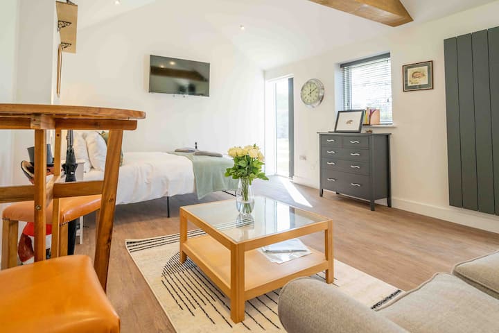 The Den: Riverside Bolthole - Bourne