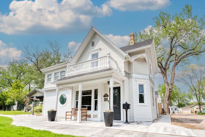 Luxurious Historic Home - The Barney House - Rapid City, SD