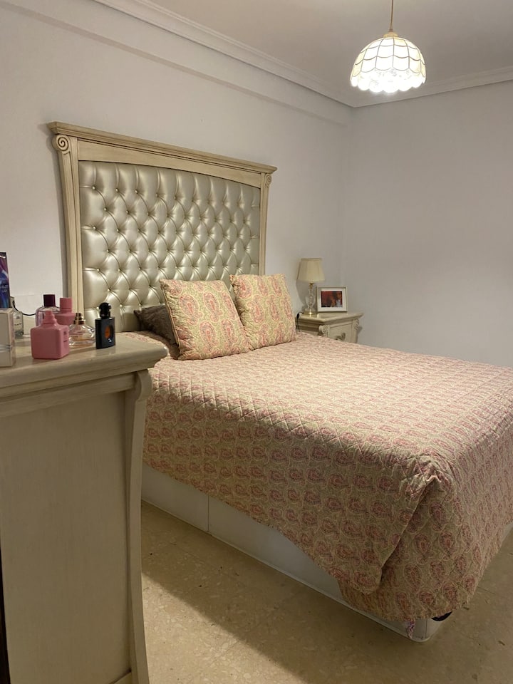 Amplia Habitación En Triana - セビーリャ