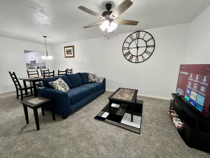 Relax In Style: Central 2br With Patio & Parking - Gainesville, FL