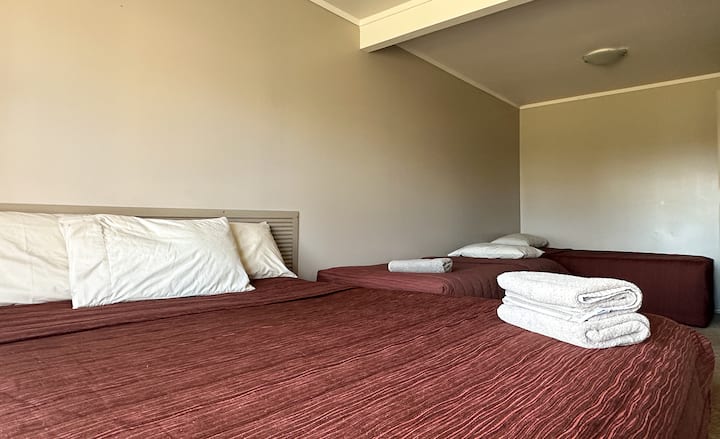 Budget Family Motel Unit - Sleeps 4 - Unit 2 - National Park - New Zealand