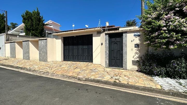 Casa Com Piscina Em Bairro Nobre - Serra Negra