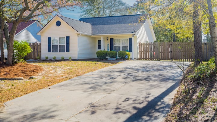 Sapphire Retreat: Pet Friendly - Walk To The Beach - Oak Island, NC