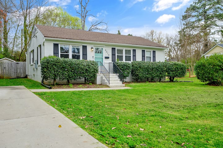 Cozy 3 Bedroom Cottage With Huge Fenced-in Yard - Raleigh, NC