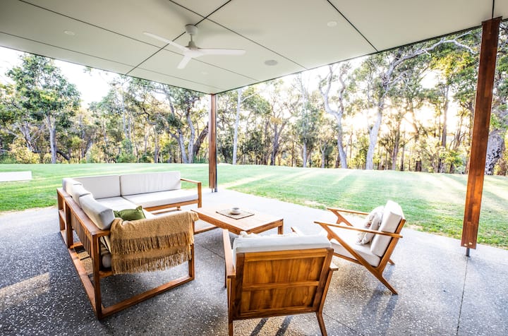 Black Cockatoo Retreat - 5 Star Luxury Acreage - Dunsborough