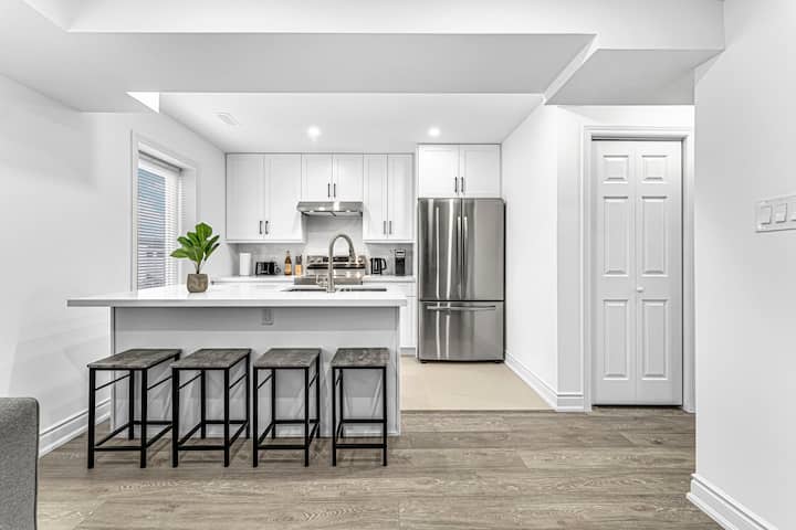 *Elegant* 3br Home Near Hospitals/tims Field/qew - カナダ ハミルトン