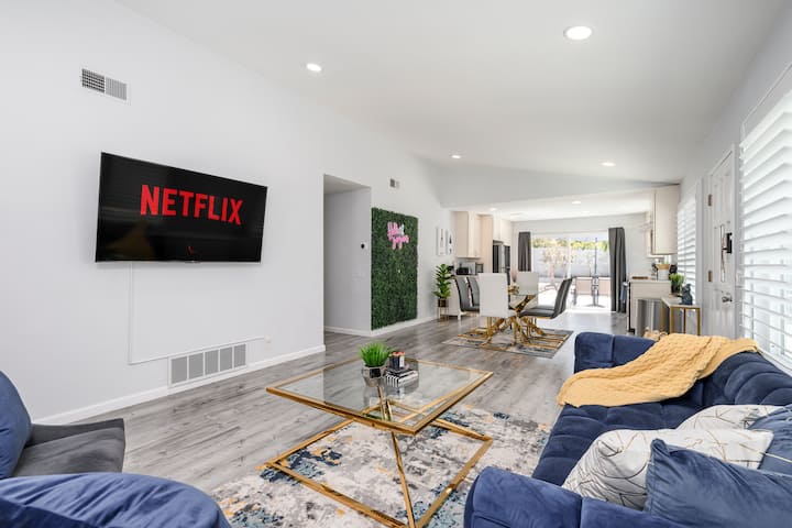 Mins To Disney! Chic 3br W/ Insta Wall & Arcade - Santa Ana, CA