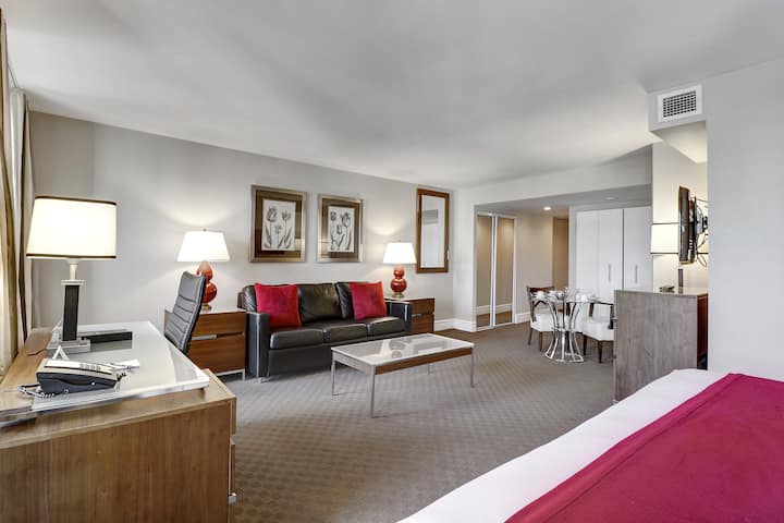 Junior Suite 1 King Bed And Sofa Bed - Montreal
