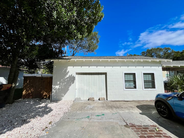 1bd+1ba Magnolia Heights Loft - St. Petersburg