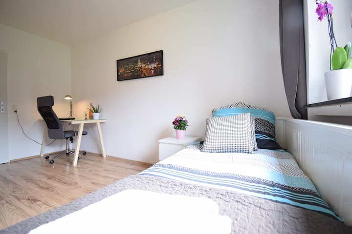 Zimmer Bei Köln - ケルン