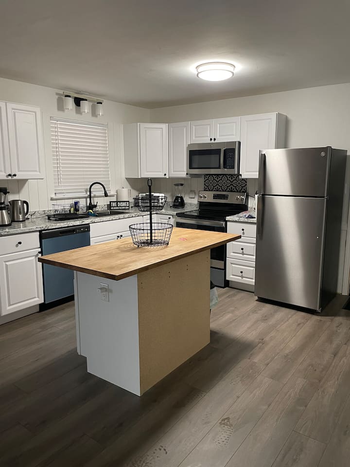 Hickory Cozy House , 2 Bedrooms, 1 1/2 Bathrooms - Hickory, NC