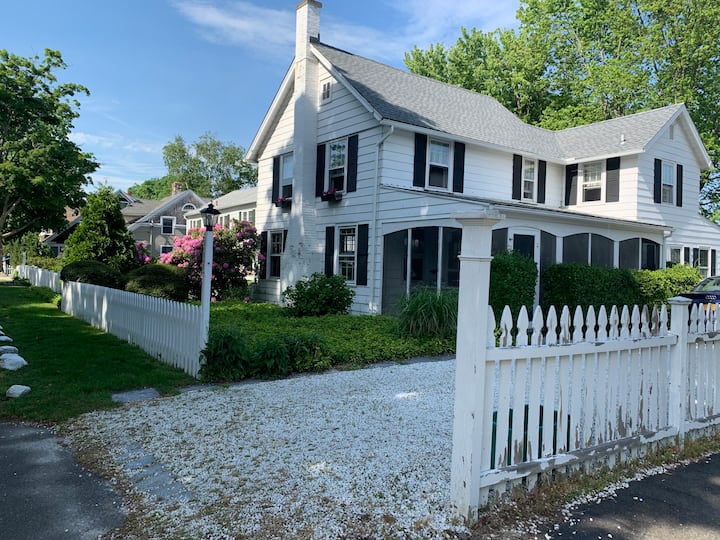 Charming Beach Home Best Location; Walk Everywhere - Madison, CT