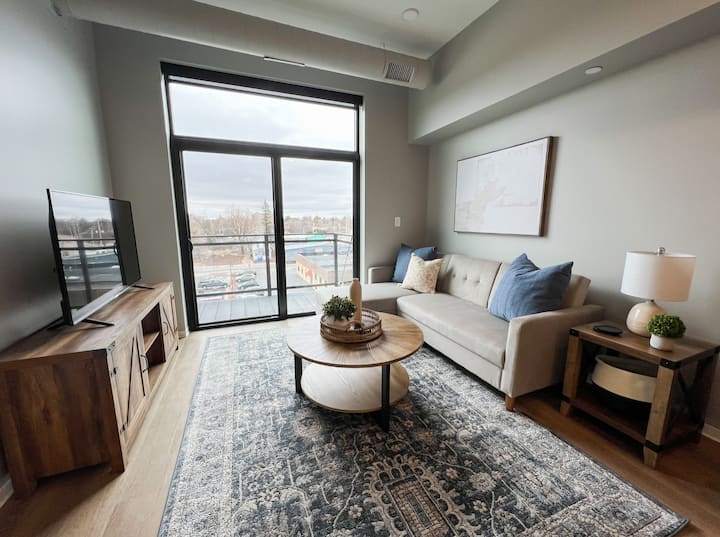 Downtown 1 Bedroom Apartment W/ Balcony Near Uwsp - Wisconsin