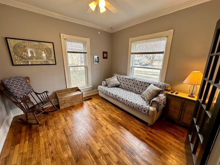 Sunshine Cottage: Live Local - Lawrence, KS