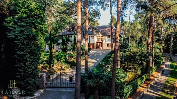 Exclusive 5 Bedroom House With Hot Tub & Beach Hut - Bournemouth