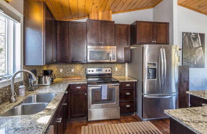 Under The Big Sky: Cozy & Spacious Condo - Big Sky, MT