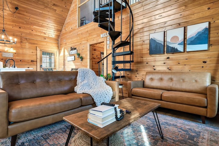 New And Cozy Modern- 2 King Beds - Loft - Hot Tub! - Tennessee