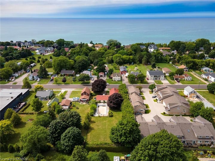 Downtown Lake House, 6 Bedrooms, Big Yard, Beach - Kincardine