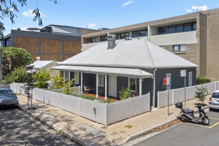 Renovated Heritage Cottage - Crows Nest, Australia