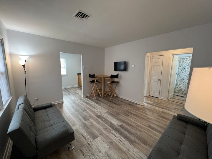 Walk To Uva And Downtown- 1 Bedroom - Charlottesville, VA