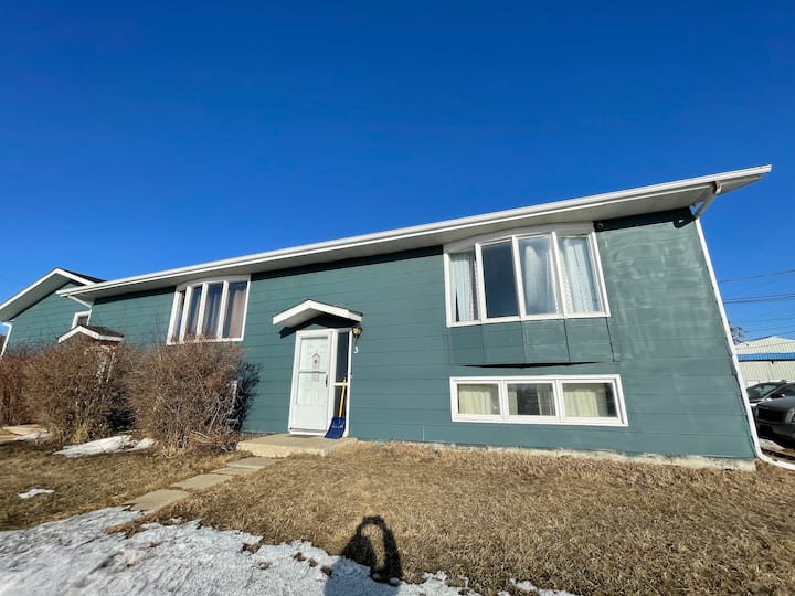 Entire 2-bedrm1.5 Bath Townhouse-kitchen & Laundry - Stettler
