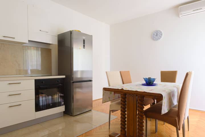 Quiet 3 Bedroom Apartment Biljana With Terrace - 羅維尼