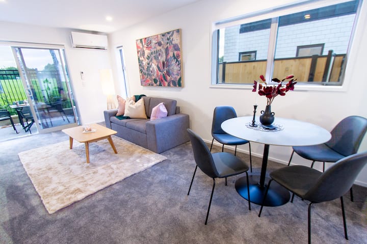 2 Bedrooms Overlooking Park - Exquisite Views - Christchurch