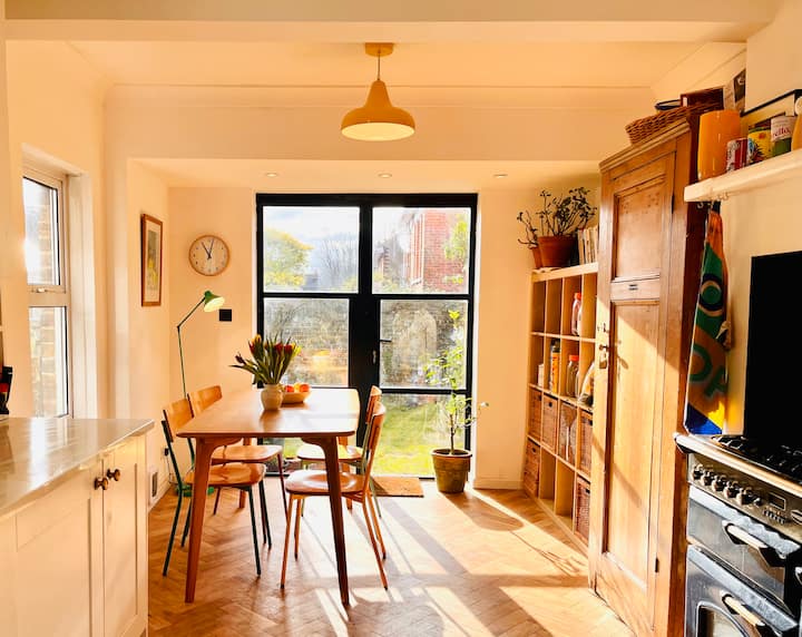 The Library House: Quiet Bookish Getaway Space - Brighton