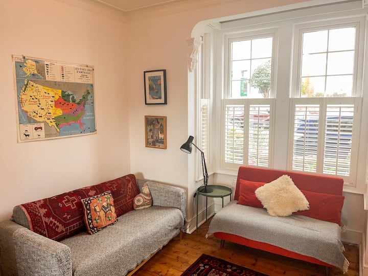 The Library House: Quiet Bookish Getaway Space - Brighton