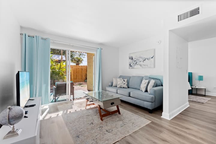 Condo W Cute Garden ,6 Min From Siesta+heated Pool - Sarasota