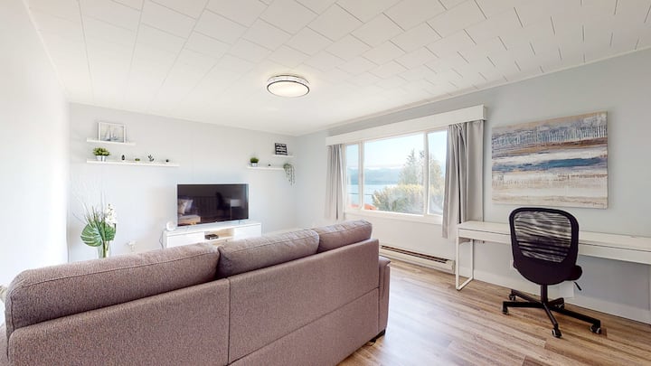 Cozy Water View Beach House - Gibsons