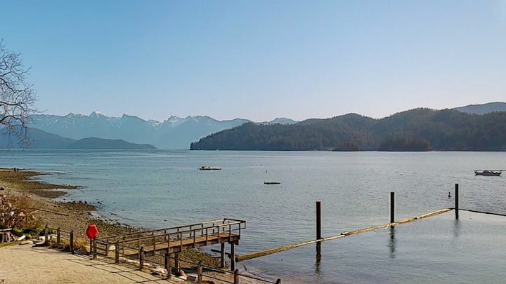 Peaceful Home By The Water - Gibsons