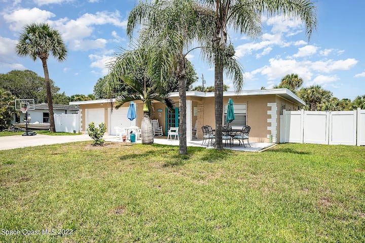 Home Walking Distance To Beach - Cocoa Beach, FL