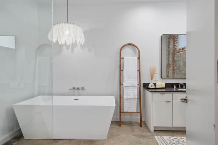 Trendy Dntown Loft, Walkable, Game Rm, Soaking Tub - Lafayette, LA