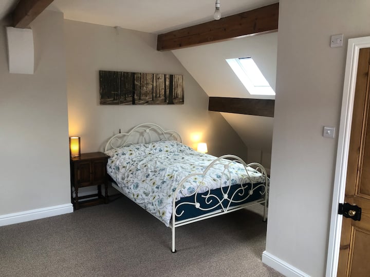 Spacious Attic Room With En-suite. - Settle