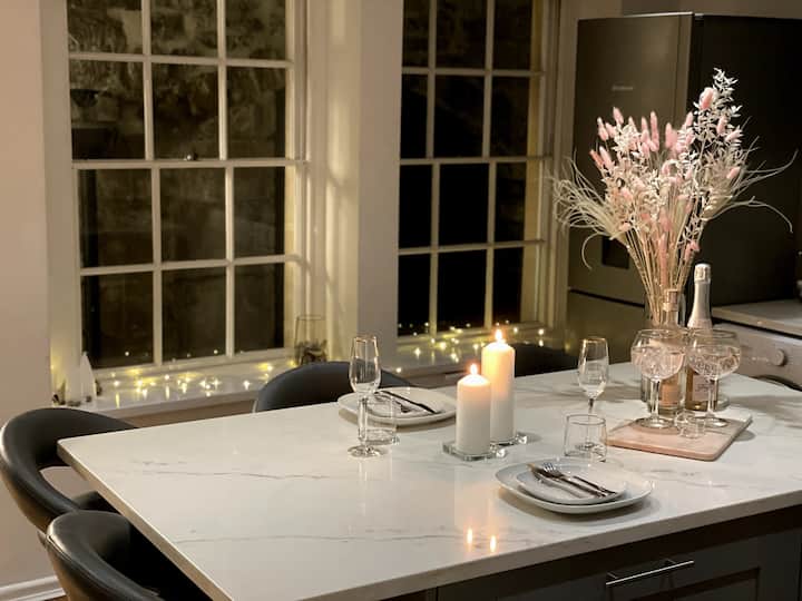 The Garden Apartment | Sleeps 4 - Bath