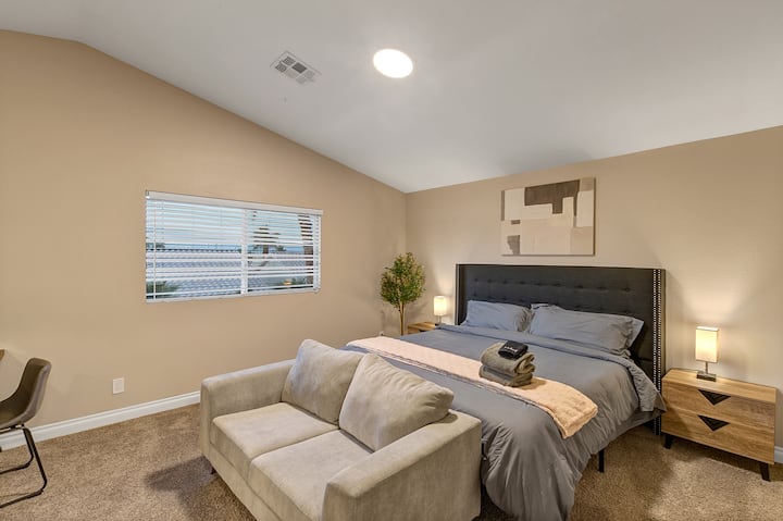 New Renovated 4 Bedroom Home U026 - Las Vegas, NV