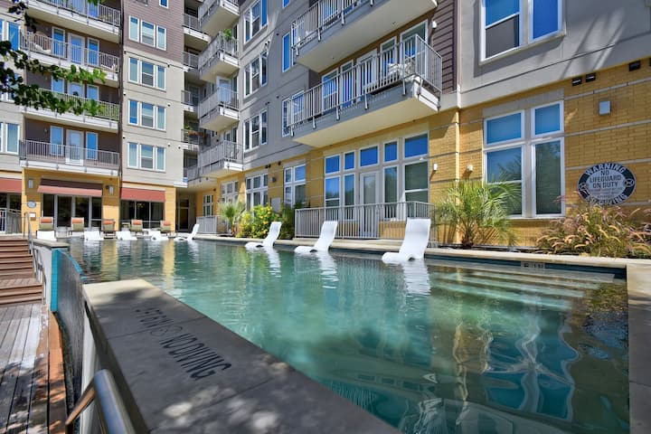 Steps To The River | King Bed - SEA LIFE San Antonio, San Antonio