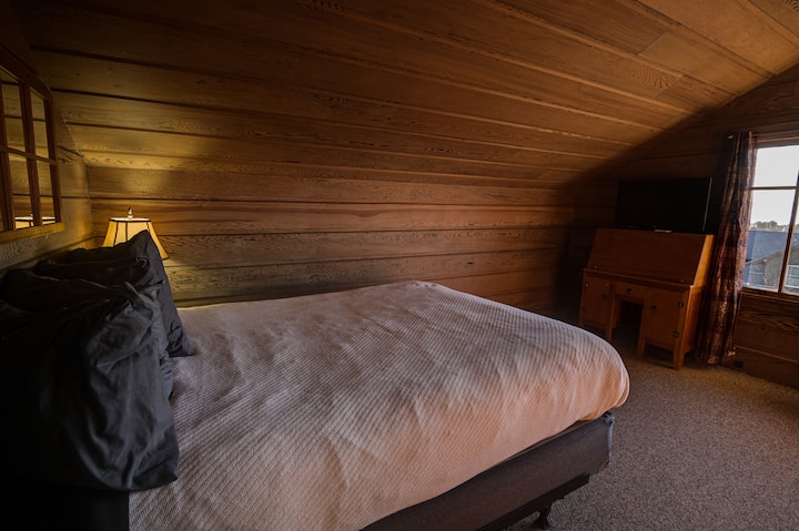 The Captains Quarters (Spy Rock) - Fort Bragg, CA