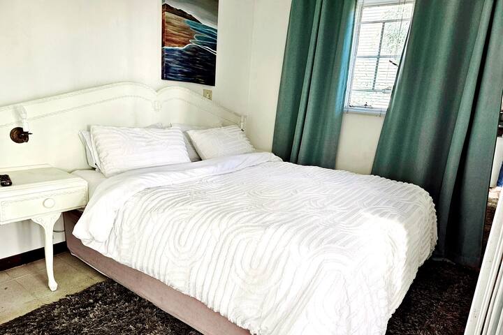 Queen Bed Smart Tv, Own Bathroom - Vosloorus