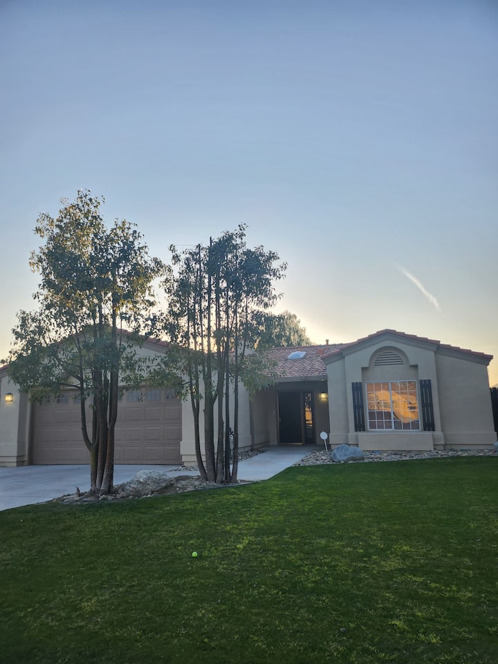 Cute & Cozy Pool Home - Bakersfield, CA