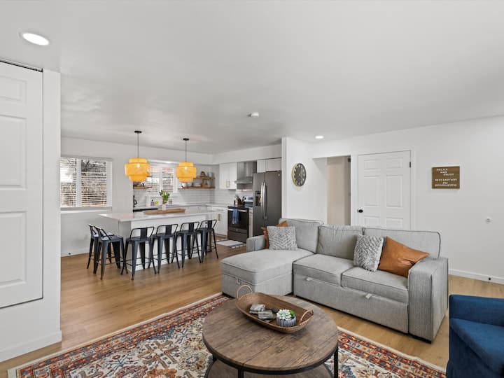 Stylish 6 Bedroom Home - Colorado Springs, CO