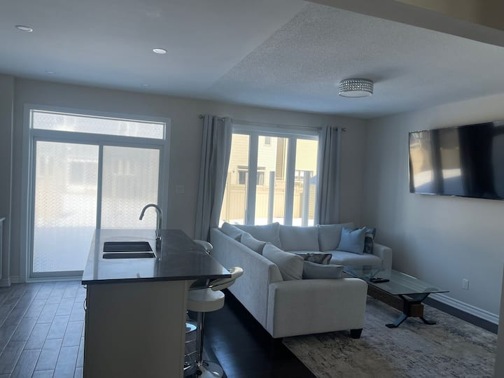 Modern 3 Bedroom Home - Kanata