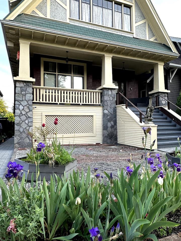 Historical Gem Suite Kitchenette & Free Parking - Vancouver