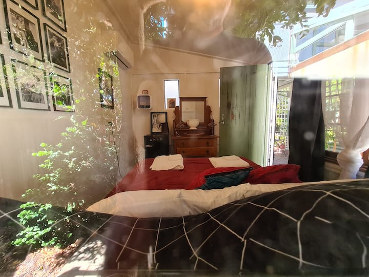 Ryleen's Rustic Hidden Fremantle Treasure - Perth
