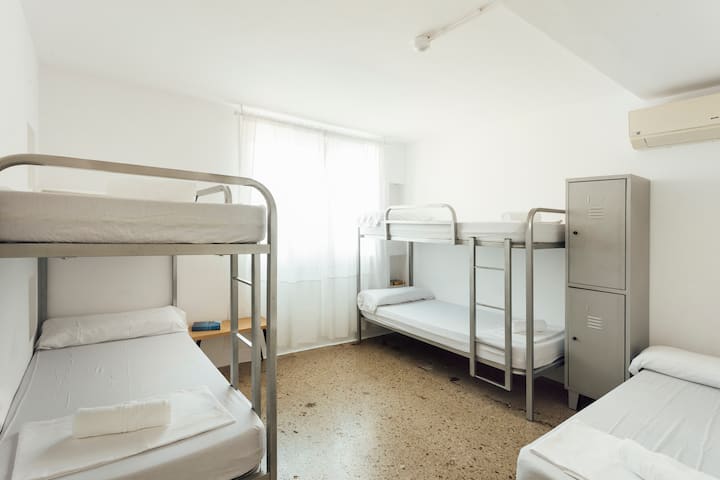 Family Room 5 Beds Private Bathroom Outside - Barcelona