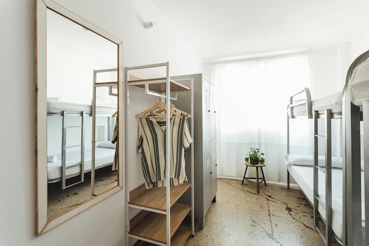 Family Room 4 Beds Private Bathroom Outside - Barcelona